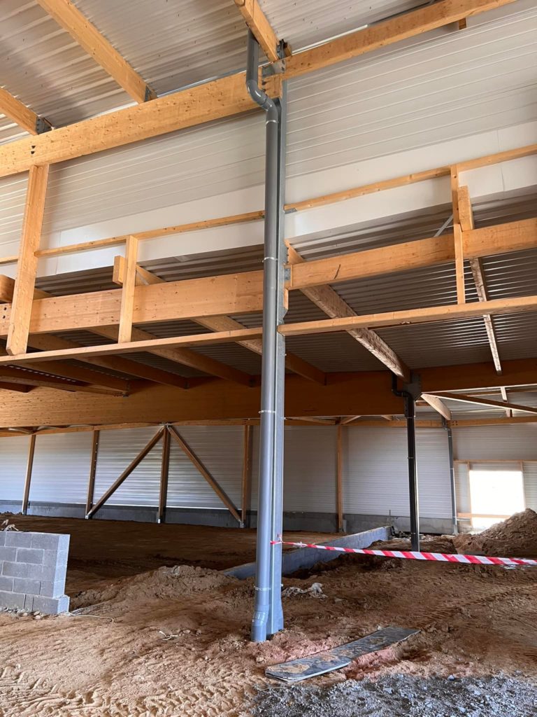 Pose de descentes d’eaux pluviales sur un chantier en urgence – Protec ...